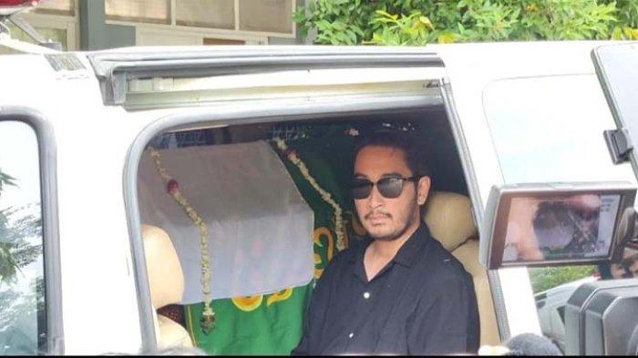 Tangis Jeje Govinda Jelang Salatkan Jenazah Sang Ibu - TribunNews.com