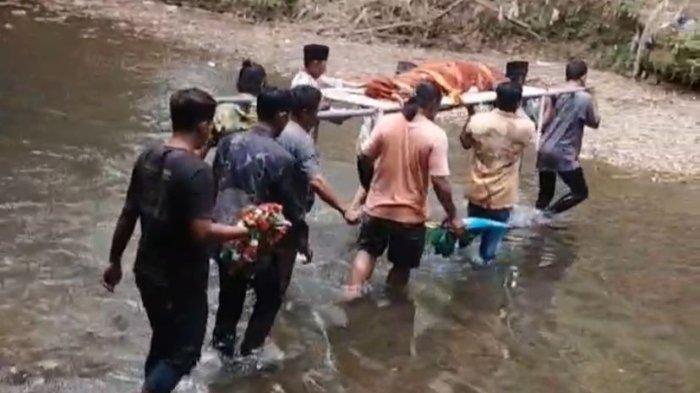 VIRAL Demi Pemakaman Warga Ponorogo Nekat Pikul Jenazah Seberangi Sungai, Kadus: Sudah 'Tradisi ...