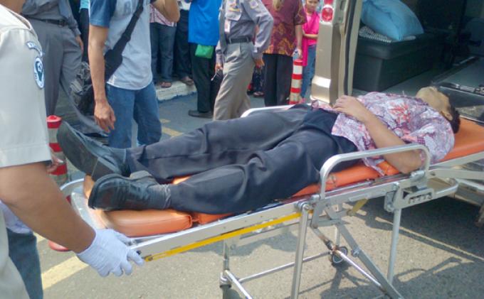 Falil Duduk Tak Bernyawa di Kanopi Parkiran Bandara - TribunNews.com