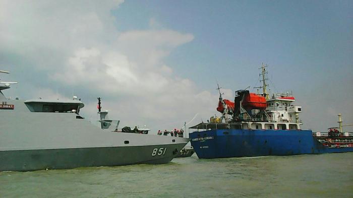 KRI Terapang dan KRI Sidat Bantu Padamkan Kapal yang Terbakar di ...