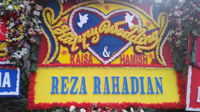 Ada Tulisan Reza Rahadian di Antara Karangan Bunga untuk Hamish dan ...