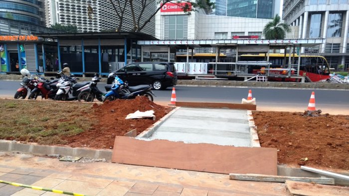 Tuai Kritik, Area Rumput yang Pisahkan Halte Bus dengan Jalan Sudirman ...