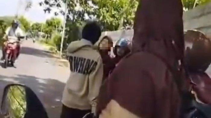 Viral Siswi Dipukul Helm dan Dijambak Kakak Kelas karena Salah Ucap, Orangtua Korban Lapor ...