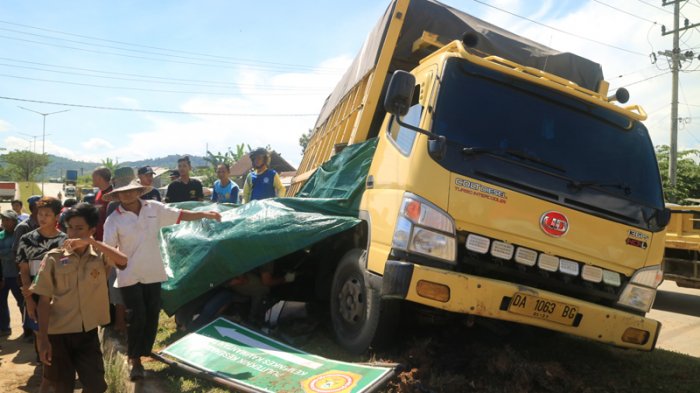 Tragis, Pelajar Tewas Terjepit Truk - TribunNews.com