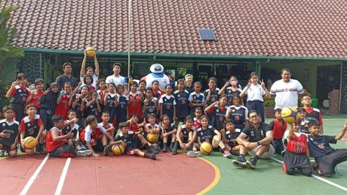 Giatkan Sosialisasi FIBA World Cup 2023, Maskot JIP Rambah Sekolah di Jakarta - TribunNews.com