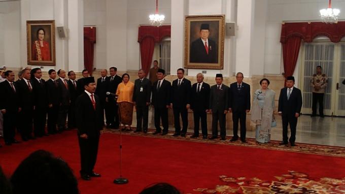 Warna Busana Megawati Kompak dengan Dasi JK di Acara Pengangkatan ...