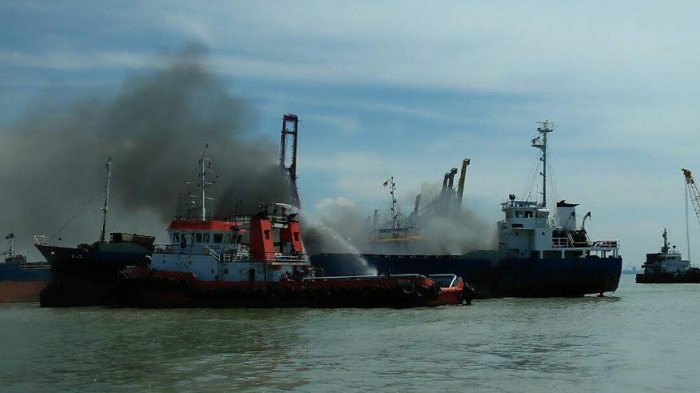 Kapal Kargo KM Asia Prima Terbakar di Pelabuhan Tanjung Perak Surabaya - TribunNews.com