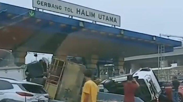 BREAKING NEWS! Kecelakaan Beruntun Melibatkan Setidaknya 4 Mobil di Gerbang Tol Halim Utama ...