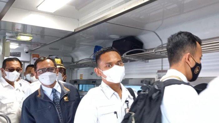 Tinjau Stasiun Pasar Senen, Mahfud MD Imbau Masyarakat dan Petugas Kerja Sama Demi Kelancaran ...