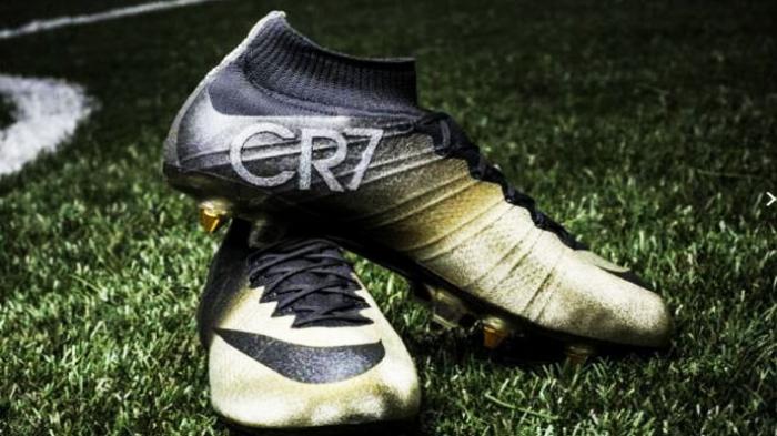 Nike Hadiahi Cristiano Ronaldo Sepatu Khusus Mikro-Berlian - TribunNews.com