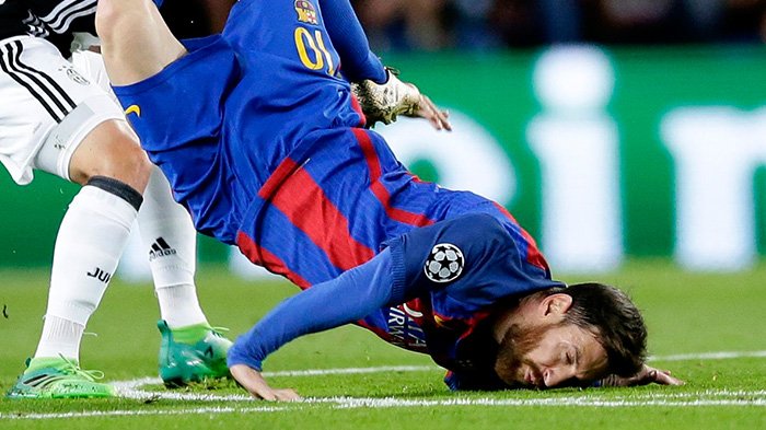 Wajah Messi Hantam Tanah Saat Duel Udara - TribunNews.com