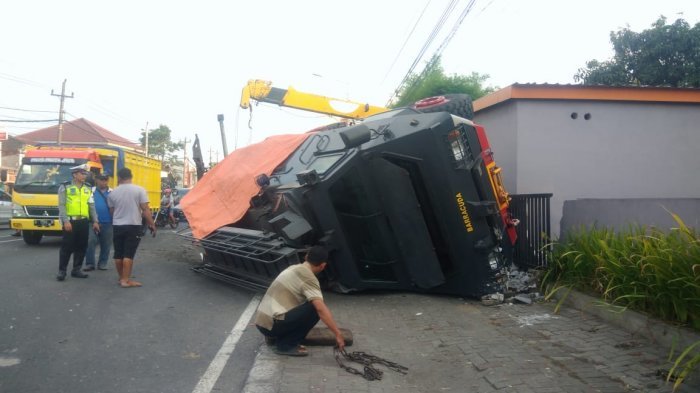 Hindari Dua Mobil di Depannya, Mobil Barracuda Brimob Polda Jateng ...