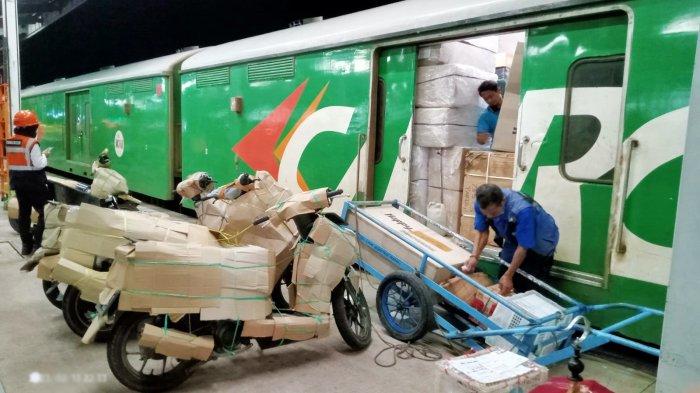 KAI Operasikan Kereta Ekonomi Angkut Penumpang dan Motor Program Motis ...