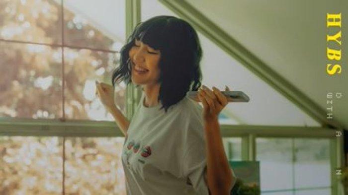 Lirik dan Terjemahan Lagu Dancing With My Phone - HYBS: Dancing With My Phone, Thinking About ...