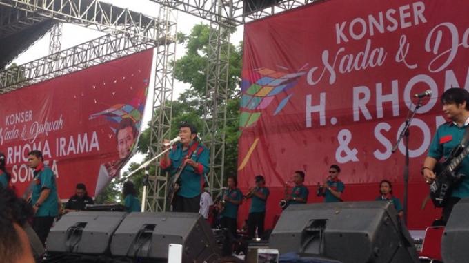 Warga Terlihat Antusias Ikuti Irama Lagu dari Rhoma Meski Lapangan Becek - TribunNews.com