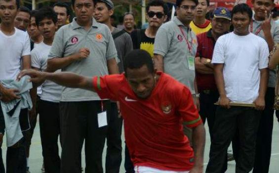 Peserta Berebut Foto dengan Okto Maniani - TribunNews.com