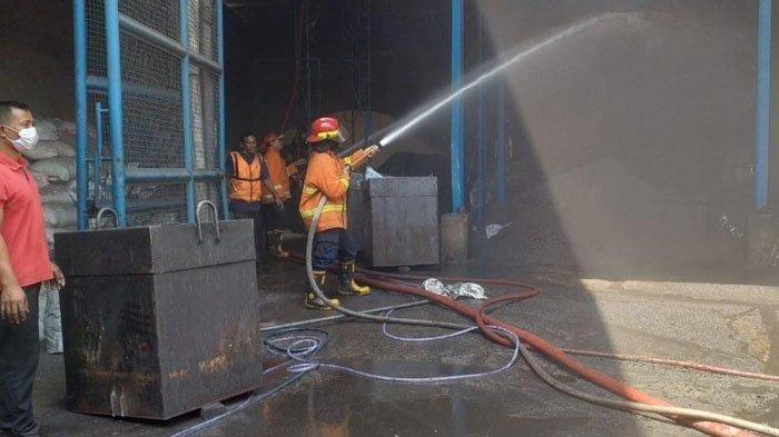 Percikan Mesin Las, Picu Kebaran Pabrik Paku di Mojokerto - TribunNews.com