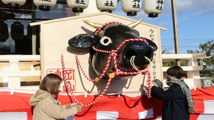 Patung Sapi di Kuil Okayama Jepang Sambut Shio Sapi 2021 - TribunNews.com