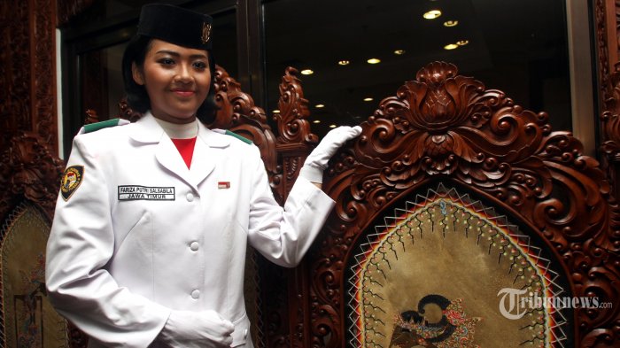 Tangis Haru Fariza Putri Usai Menjalankan Tugas Sebagai Pembawa Baki Bendera - TribunNews.com