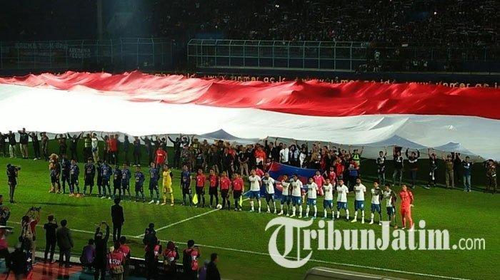 Ada Tujuan Mulia di Balik Pembentangan Bendera Raksasa Jelang Laga ...