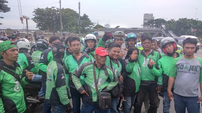 Sebelum Demo ke Senayan, Pengendara Gojek Sempatkan Selfie Bersama ...