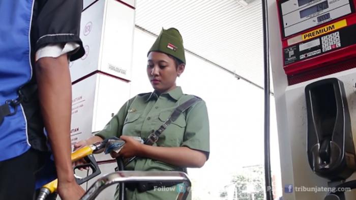 Petugas SPBU Coco Berseragam Pejuang Mengejutkan Konsumen - TribunNews.com