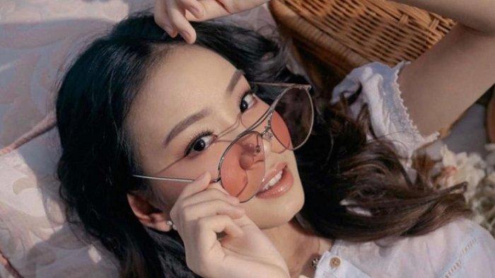 Di Rumah Saja Selama Pandemi, Phoebe Paris Iseng Bikin Lagu, Personel ...