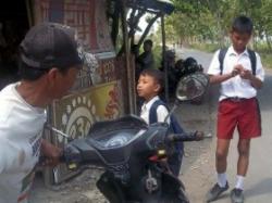 Kembali Stres Usai Minum Air Batu Petir - TribunNews.com