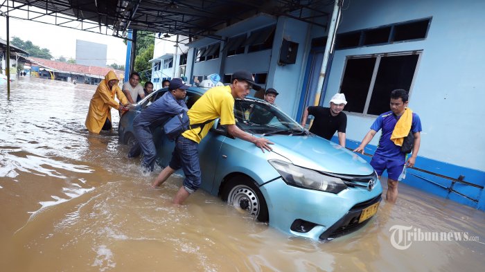 8 Cara Mengatasi Mobil Mogok Gara-gara Banjir, Jangan Nyalakan Mesin saat Basah hingga ...