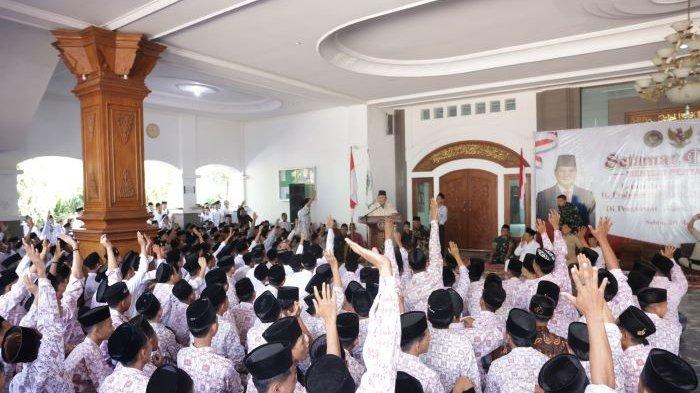 Prabowo Beri Kuis Berhadiah Jam Tangan untuk Santri di Ponpes Tremas ...