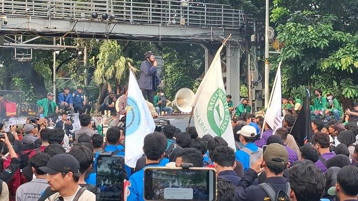 Mahasiswi Baca Puisi Wiji Thukul Hingga Bawa 9 Tuntutan saat Aksi ...