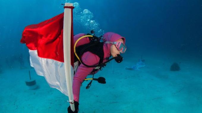 Peringati HUT RI, Istri Kapolri Bentangkan Bendera Merah Putih di Laut ...
