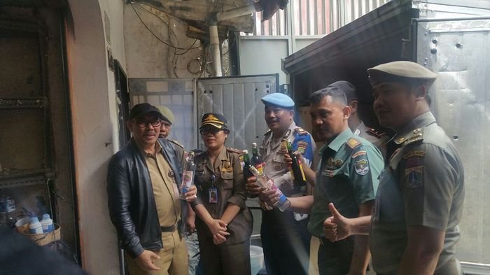 Razia Ruko dan Toko Sembako di Kebayoran Baru, Satpol PP Temukan ...