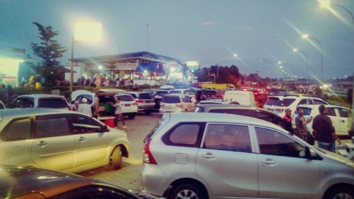 Rest Area KM 86 Tol Cipali Luar Biasa Padat - TribunNews.com