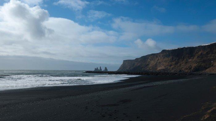 Fakta Unik Reynisfjara, Pantai Pasir Hitam yang Punya Pemandangan ...