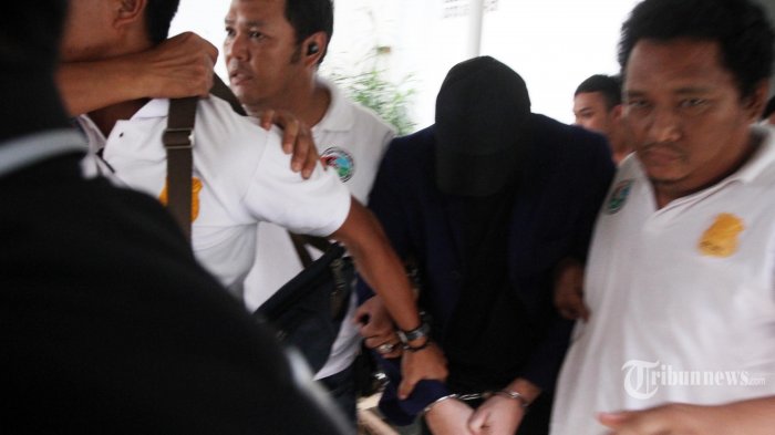 Muka Tertutup dan Tangan Terborgol, Begini Penampakan Ridho Rhoma saat ...