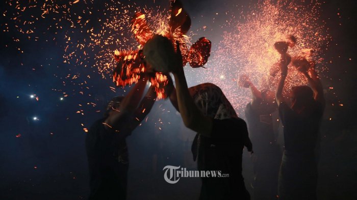 Ritual Perang Api Untuk Menghilangkan Aura Negatif - TribunNews.com