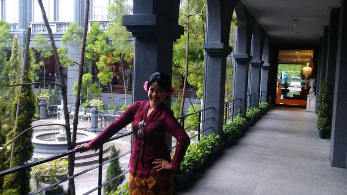 Penyiar Radio Ini Gatal-gatal Pakai Rambut Palsu - TribunNews.com