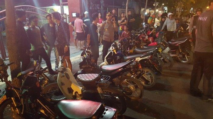 Belasan Pemuda Teler Geber Motor di Depan Markas Batalyon Jembrana, Seorang Anggota TNI Ditabrak ...