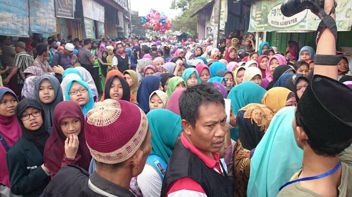 Demi Sego Jangkrik, Puluhan Ribu Warga Kudus Rela Berdesakan ...