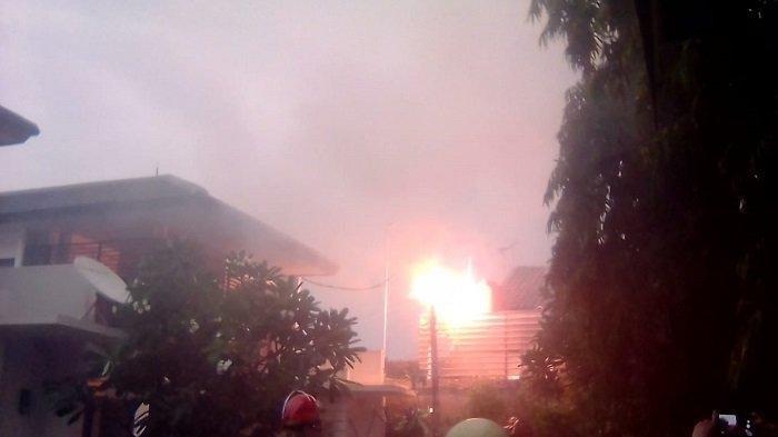 Percikan Api di Tiang Listrik Nyaris Menjalar ke Kompleks Perumahan di ...