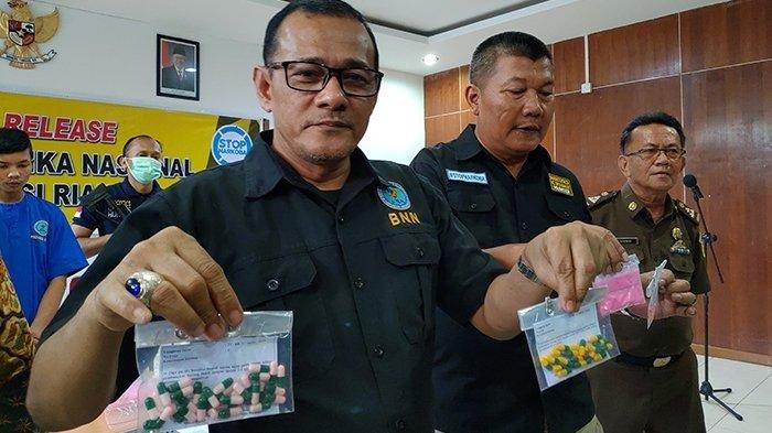 Robi Racik Pil Ekstasi Dihancurkan Hingga Jadi Serbuk Lalu Dimasukkan ...