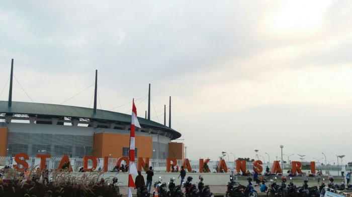Swafoto Sambil Jogging di Stadion Pakansari - TribunNews.com