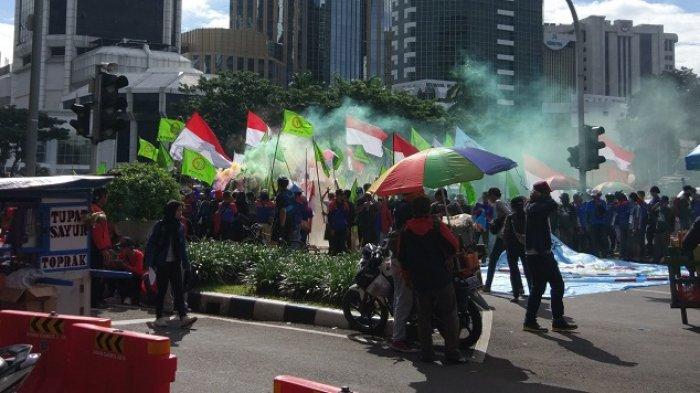 Asap Suar Warnai Aksi Massa Buruh KSPI di Kawasan Patung Kuda ...