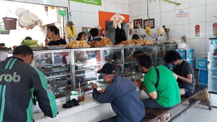 Mengunjungi Warteg Warmo, Tempat Makan Legendaris di Tebet Jakarta ...