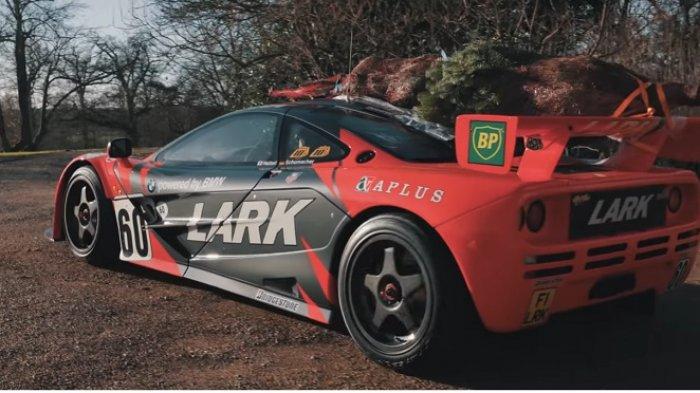 Waduh Supercar McLaren F1 GTR Dipakai Buat Angkut Pohon Natal ...