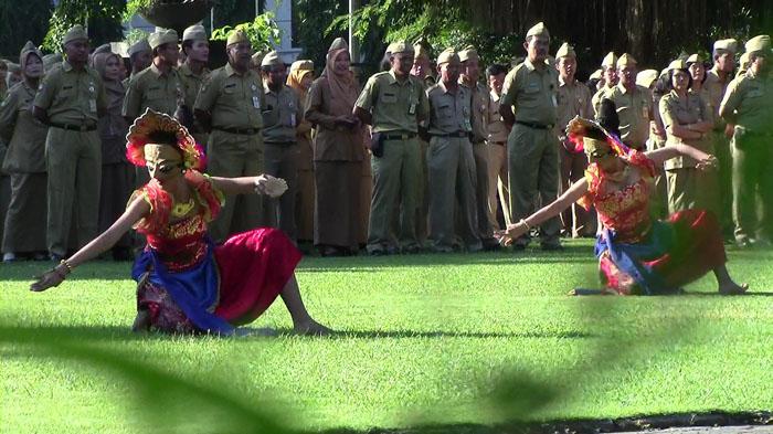 Penampilan Tari Rampak Topeng di Peringatan Hari Narkotika ...