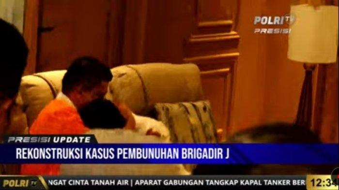 Ferdy Sambo Peragakan Adegan Peluk Erat Istrinya di Rumah Pribadi Saat Rekonstruksi - TribunNews.com