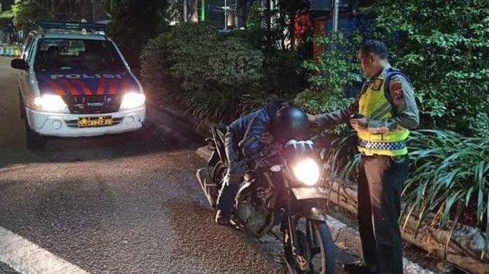 Lelah Usai Riding, Pria Ini Tertidur di Atas Motor: Mesin Masih Menyala ... Lelah Usai Riding, Pria Ini Tertidur di Atas Motor: Mesin Masih Menyala ...
