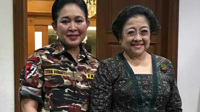 Momen Keakraban Titiek Soeharto dan Megawati saat Serahkan Undangan ... Momen Keakraban Titiek Soeharto dan Megawati saat Serahkan Undangan ...